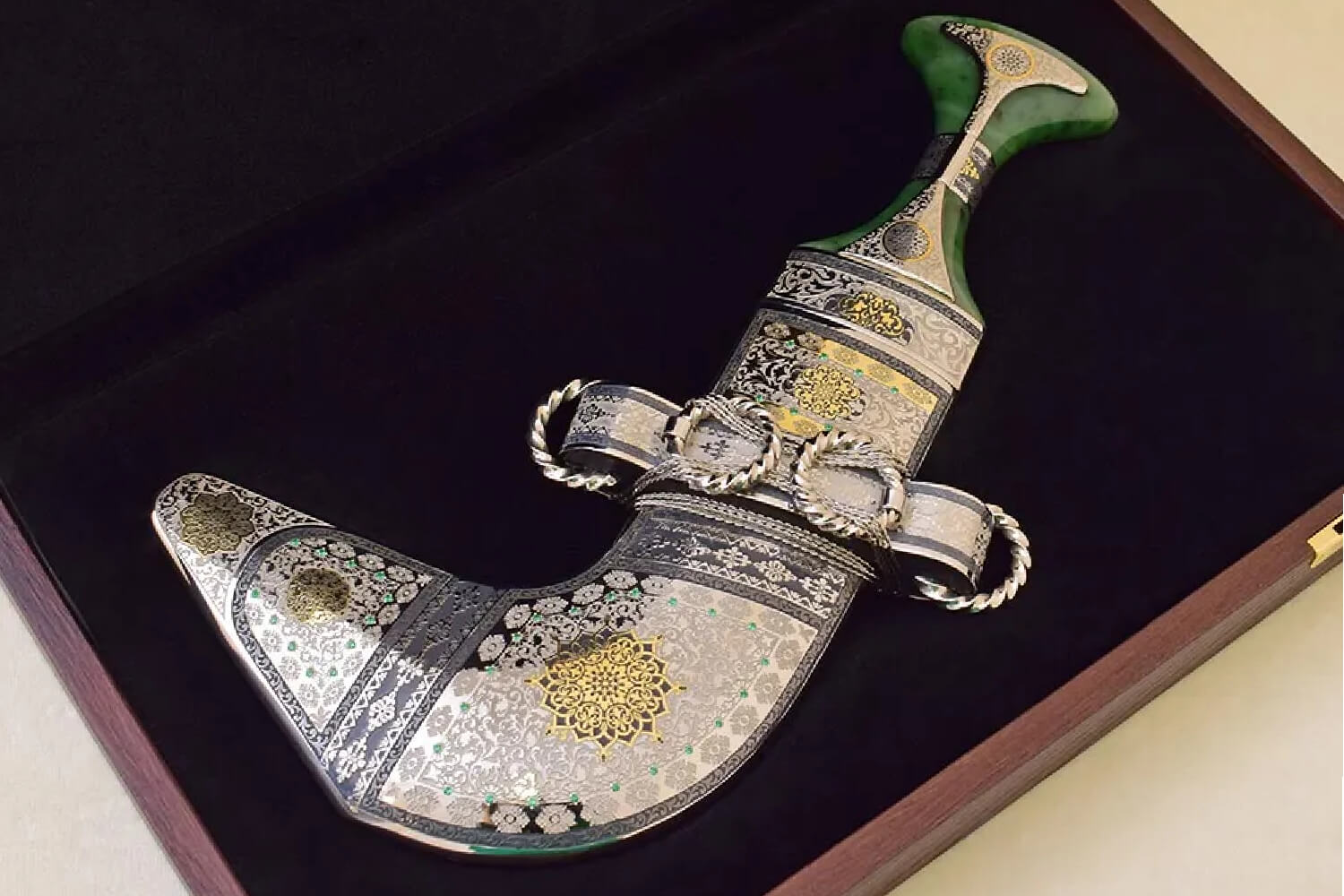 Traditional Dress of Oman - Everything About Oman Traditional Clothes