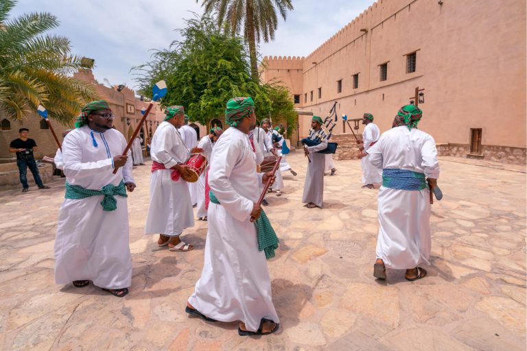 Traditional Dress of Oman - Everything About Oman Traditional Clothes